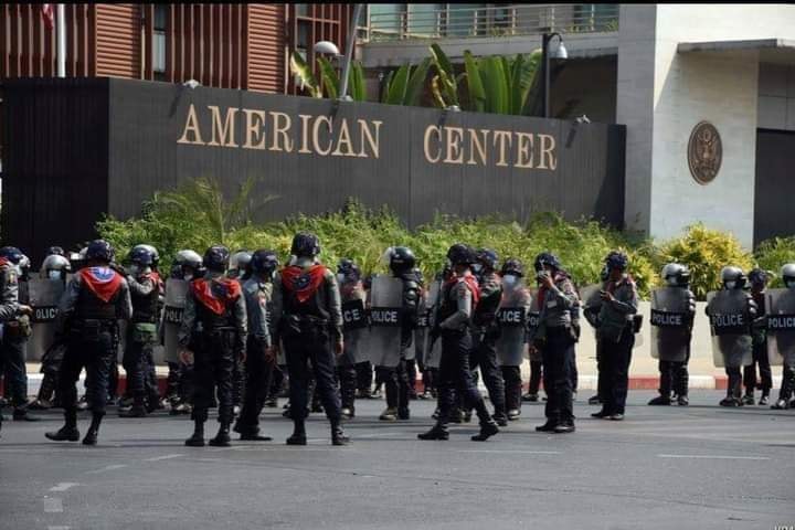 "အရေးပေါ်မဟုတ်သော" သံဝန်ထမ်းများ အမေရိကန် ပြန်ခေါ်ထုတ်